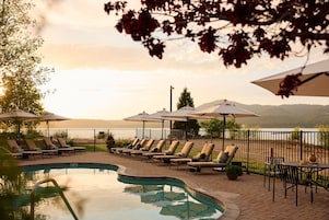 Piscina exterior, guarda-sóis, espreguiçadeiras 