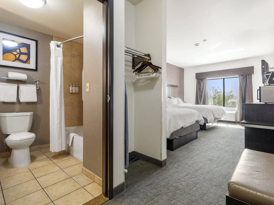 Cofre no quarto, secretária, cortinas/cortinados opacos