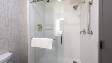 Uma combinação polibã/banheira, artigos de higiene pessoal grátis