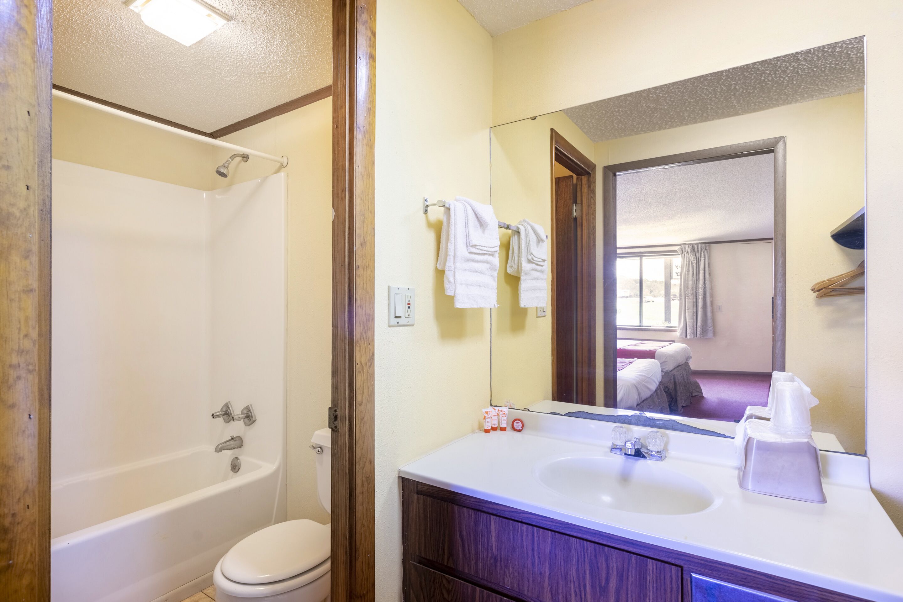 Artigos de higiene pessoal grátis, toalhas fornecidas, sabão, champô 