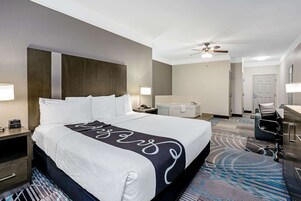 Suíte luxo, 1 cama King, para não fumantes (Tub with Grab Bars) | Roupas de cama premium, escrivaninha, ferros/tábuas de passar roupa