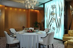 3 restaurantes, com serviço de café da manhã e almoço; culinária chinesa