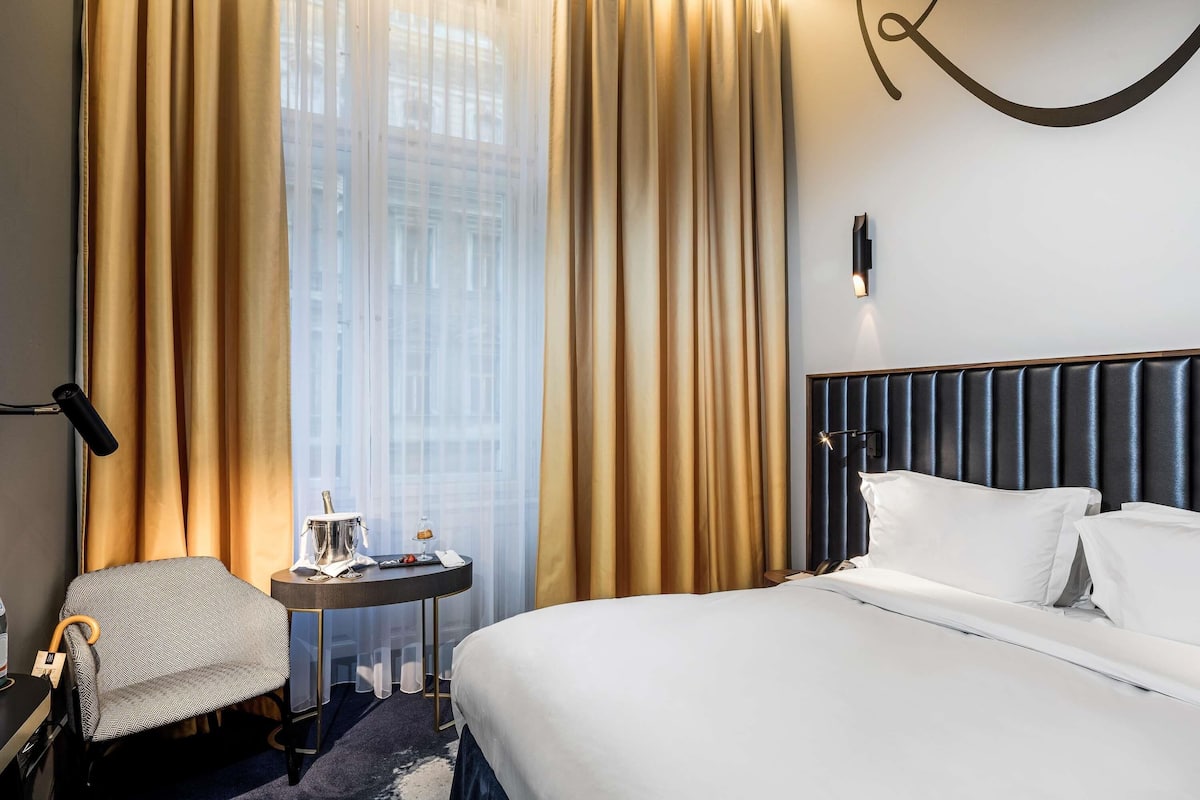 Quarto clássico, 1 cama Queen | Roupas de cama premium, edredons de pluma, frigobar, cofres nos quartos