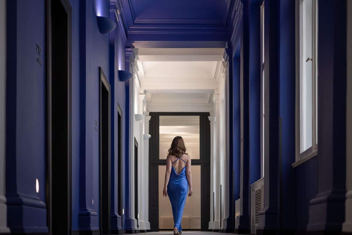 Roupas de cama premium, edredons de pluma, frigobar, cofres nos quartos