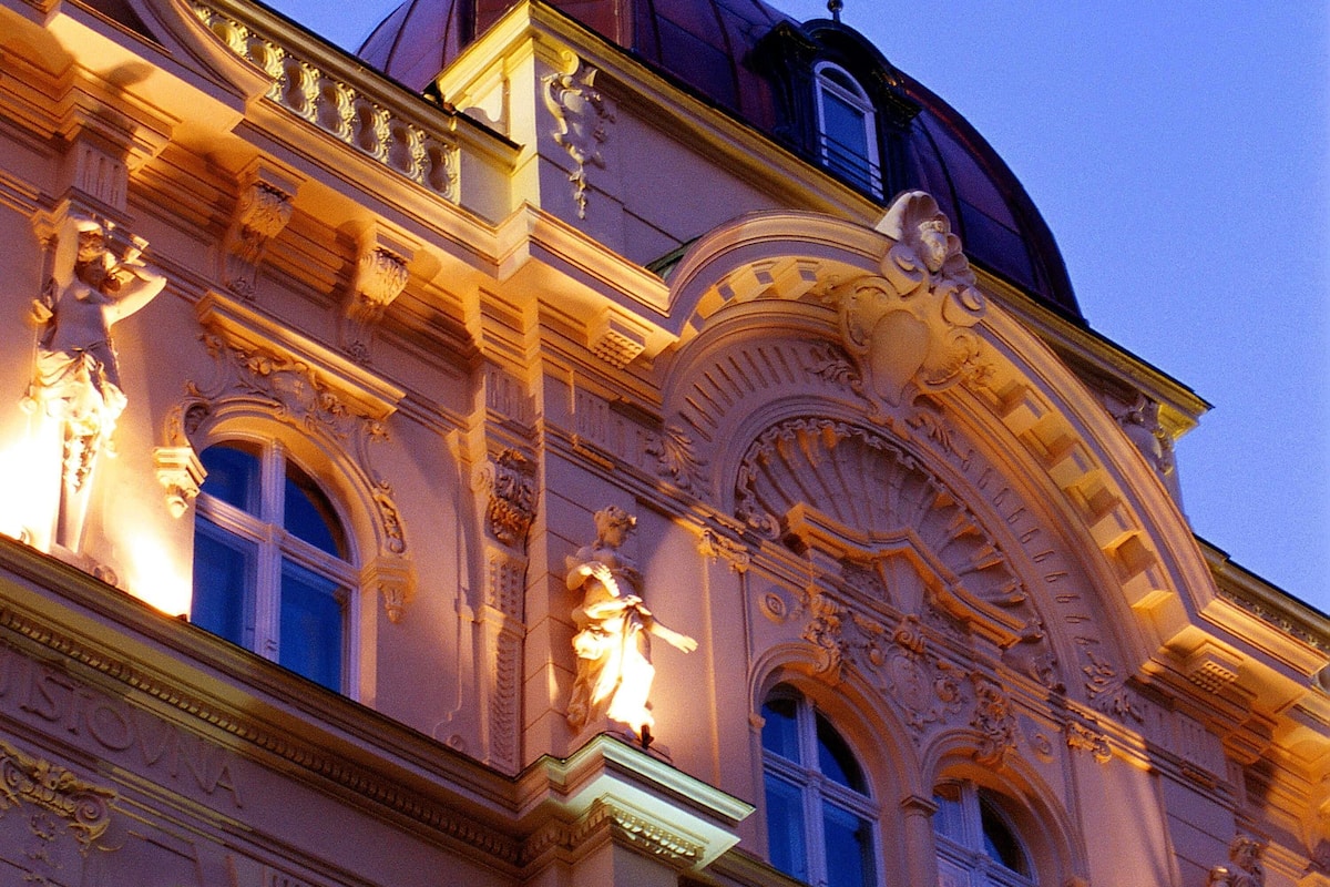 Roupas de cama premium, edredons de pluma, frigobar, cofres nos quartos