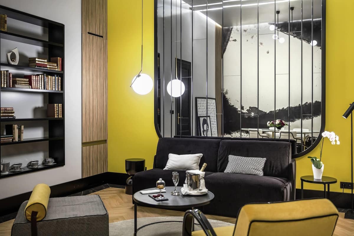 Suíte, 1 cama King, vista para a cidade (Kafka) | Roupas de cama premium, edredons de pluma, frigobar, cofres nos quartos