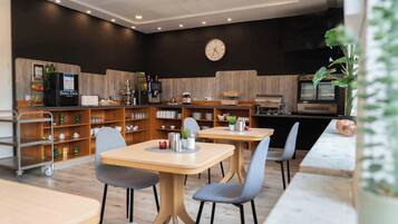 Pequeno-almoço continental diário (12 EUR por pessoa)