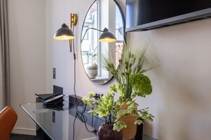 Roupas de cama antialérgicas, frigobar, cofres nos quartos, escrivaninha