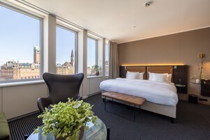 Junior Suite with lounge access | Roupas de cama antialérgicas, frigobar, cofres nos quartos, escrivaninha