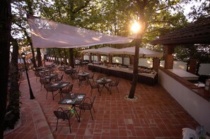 Pequenos-almoços, almoços, jantares servidos, com vista para a piscina 