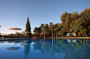 Piscina interior, piscina exterior, guarda-sóis 