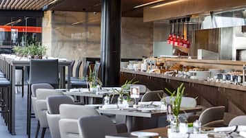 Café da manhã continental todos os dias (BRL 150 por pessoa)