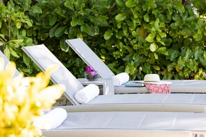 2 piscinas externas, espreguiçadeiras