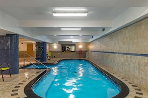 Piscina interior, da(s) 10:00 à(s) 22:00, espreguiçadeiras 