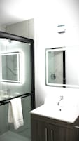 Quarto, 2 camas queen-size, não fumadores | Casa de banho | Artigos de higiene pessoal grátis, um secador de cabelo