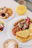 Café da manhã com buffet mediante uma taxa durante a semana