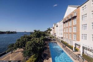 Piscina exterior, guarda-sóis, espreguiçadeiras 