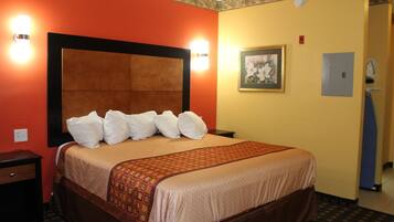 Quarto Standard, 1 cama king-size | Cortinas/cortinados opacos, ferro/tábua de engomar, camas desdobráveis