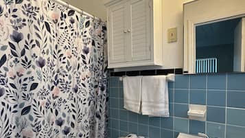 Suite, 1 cama queen-size e sofá-cama | Casa de banho | Um polibã, um secador de cabelo, toalhas fornecidas