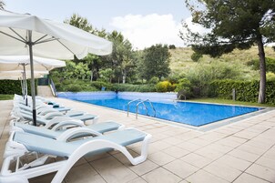 Piscina externa sazonal, funciona das 9h às 21h, guarda-sóis