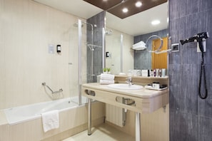 Quarto Executivo | Casa de banho | Um polibã, artigos de higiene ecológicos, um secador de cabelo