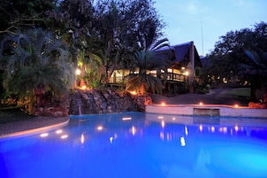 Piscina externa, espreguiçadeiras