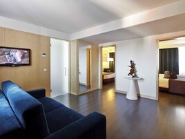 Minibar, cofre no quarto, secretária, quartos insonorizados 