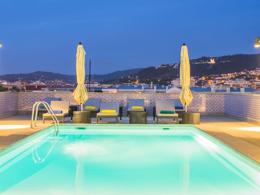 Piscina exterior sazonal, guarda-sóis, espreguiçadeiras