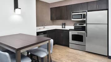 Geladeira, micro-ondas, cooktop, lava-louças