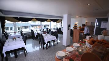 Café da manhã com buffet todos os dias mediante uma taxa