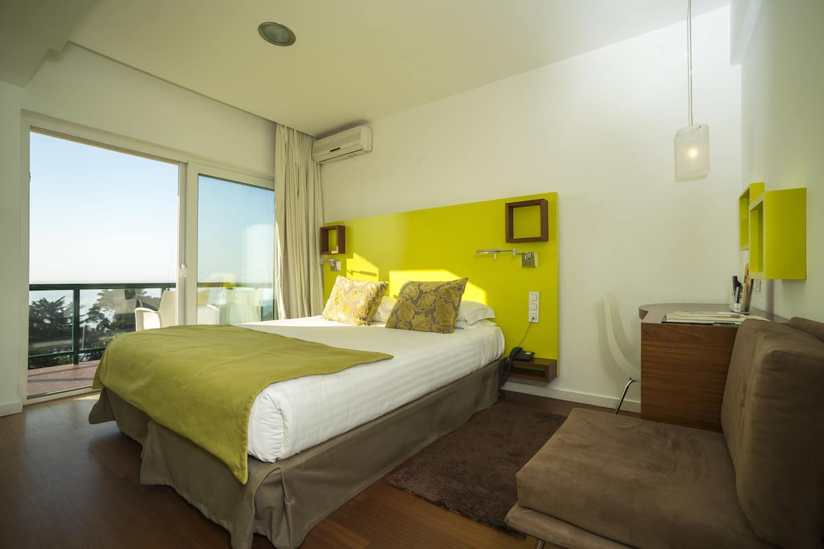 Minibar, cofre no quarto, secretária, cortinas/cortinados opacos 