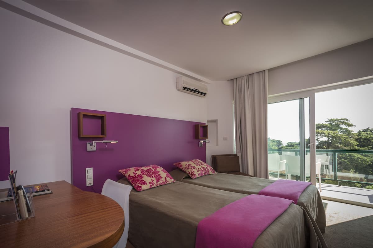 Quarto Duplo ou Twin Standard | Minibar, cofre no quarto, secretária, cortinas/cortinados opacos 