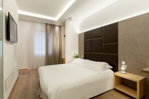 Junior Suite with Sauna | Roupa de alta qualidade, edredões de penas, minibar, cofre no quarto 