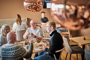 Pequenos-almoços e jantares servidos, incluindo cozinha internacional 