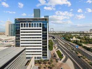 Frigobar, cofres nos quartos, escrivaninha