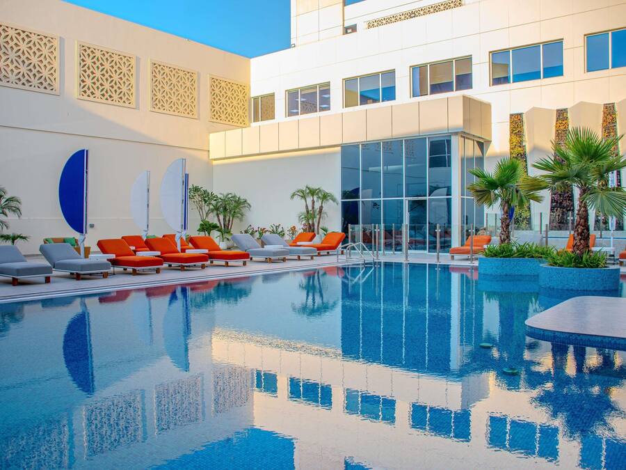 Piscina externa, guarda-sóis, espreguiçadeiras