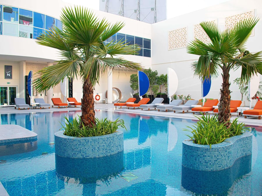 Piscina externa, guarda-sóis, espreguiçadeiras