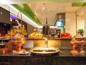 Pequeno-almoço tipo buffet diário (75 AED por pessoa) 