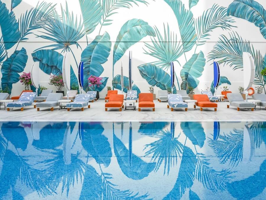 Piscina externa, guarda-sóis, espreguiçadeiras