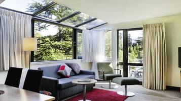 Cofre com capacidade para portátil, secretária, ferro/tábua de engomar