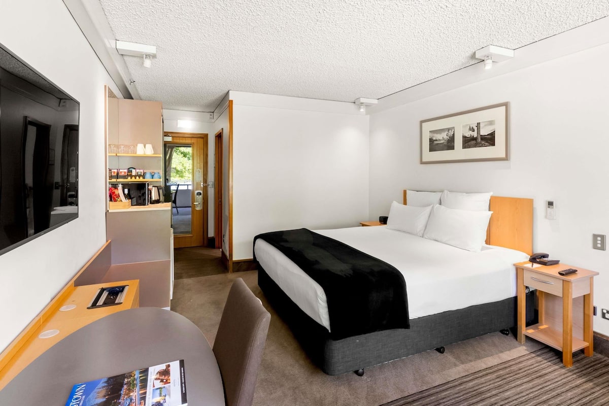 Cofres nos quartos, escrivaninha, ferros/tábuas de passar roupa