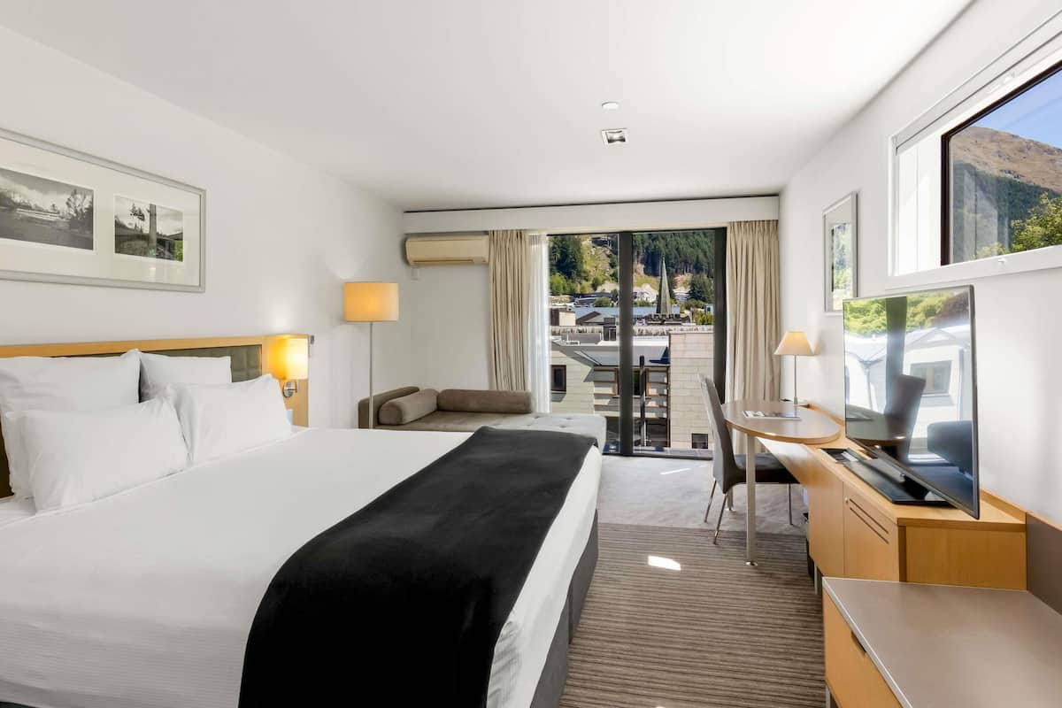 Quarto standard, 1 cama King | Cofres nos quartos, escrivaninha, ferros/tábuas de passar roupa