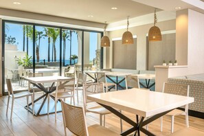 Café da manhã com buffet grátis todos os dias