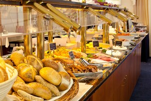Café da manhã com buffet grátis todos os dias