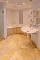 Produtos de toalete grátis, secador de cabelo, toalhas de banho 