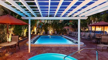 Piscina exterior, uma piscina aquecida, espreguiçadeiras