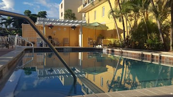 Piscina externa, piscina aquecida, espreguiçadeiras