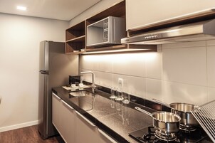 Minibar, secretária, secretária adequada para computadores portáteis 