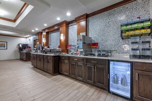 Café da manhã completo grátis todos os dias