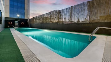 Piscina exterior sazonal, guarda-sóis, espreguiçadeiras